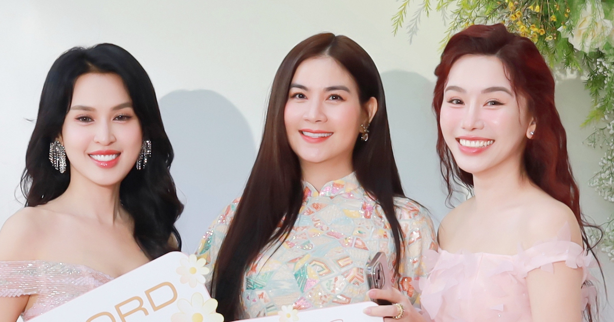 Kha Ly, Anh Thơ đến chúc mừng Tú Vi lên chức bà chủ