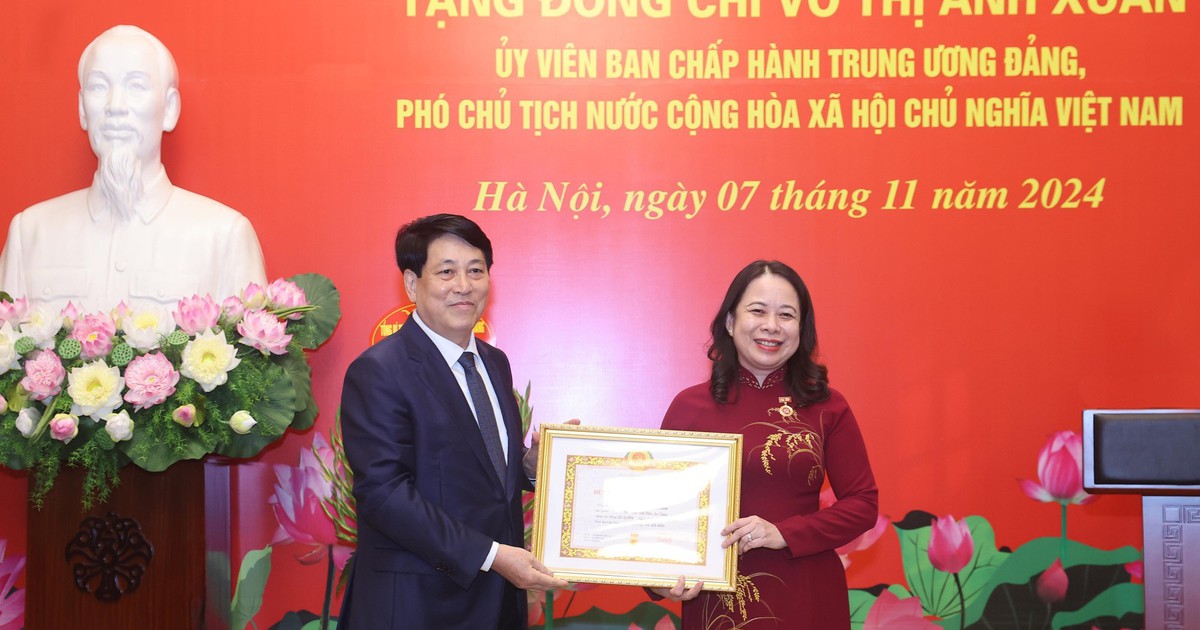 Trao Huy hiệu 30 năm tuổi Đảng tặng Phó chủ tịch nước Võ Thị Ánh Xuân