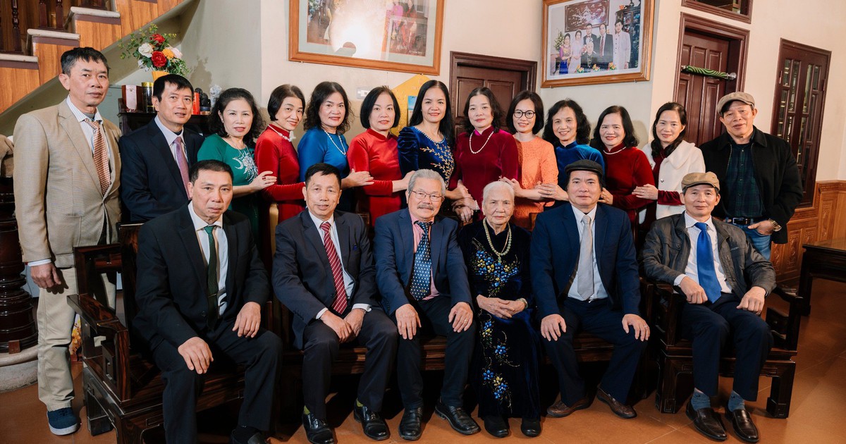 Khoảnh khắc vô giá: 10 người con lần đầu tiên sum họp bên mẹ già vào dịp tết
