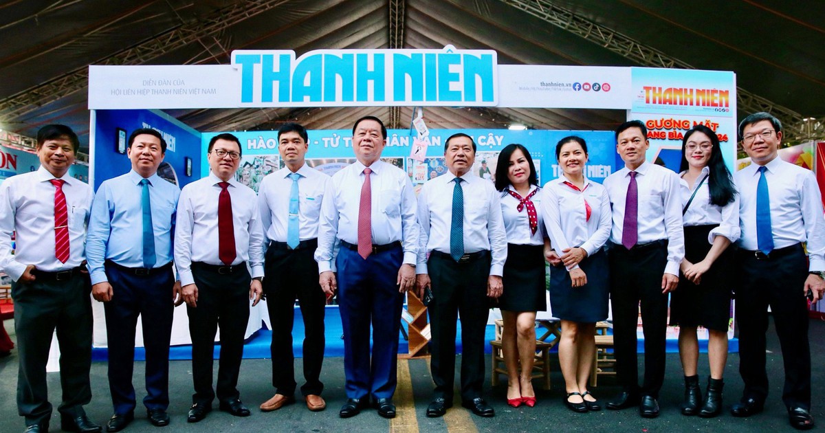 Trưởng ban Tuyên giáo T.Ư Nguyễn Trọng Nghĩa đánh trống khai mạc Hội ...