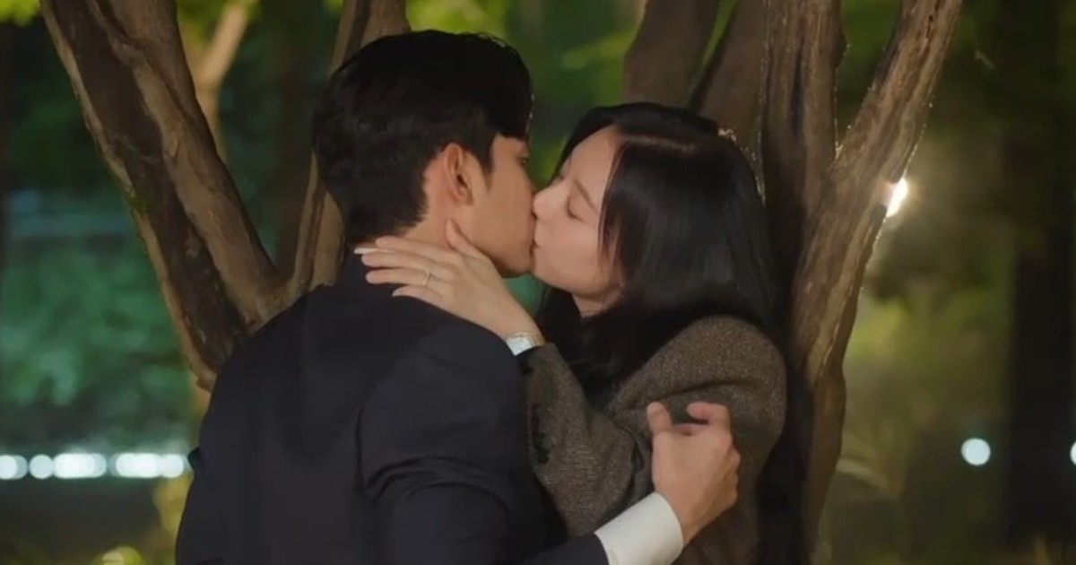 Kim Ji Won chủ động hôn Kim Soo Hyun, rating 'Nữ hoàng nước mắt' tăng cao