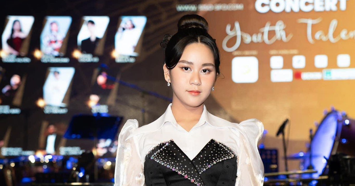 Bella Vũ mặc chiếc đầm lấy cảm hứng từ đàn piano trình diễn nhạc cổ điển