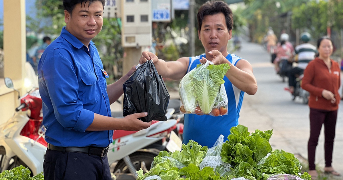 Đổi rác thải nhựa lấy rau xanh, gây quỹ giúp học sinh nghèo