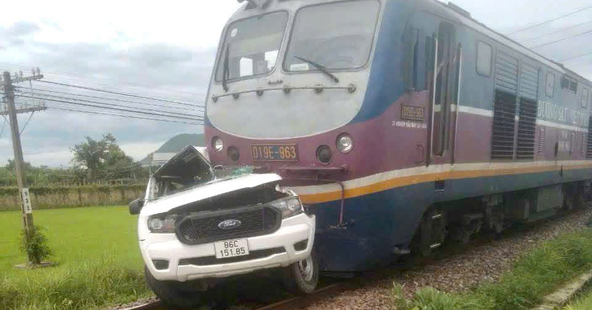 Bình Thuận: Tai nạn đường sắt gần ga Ma Lâm, tàu lửa cán nát ô tô