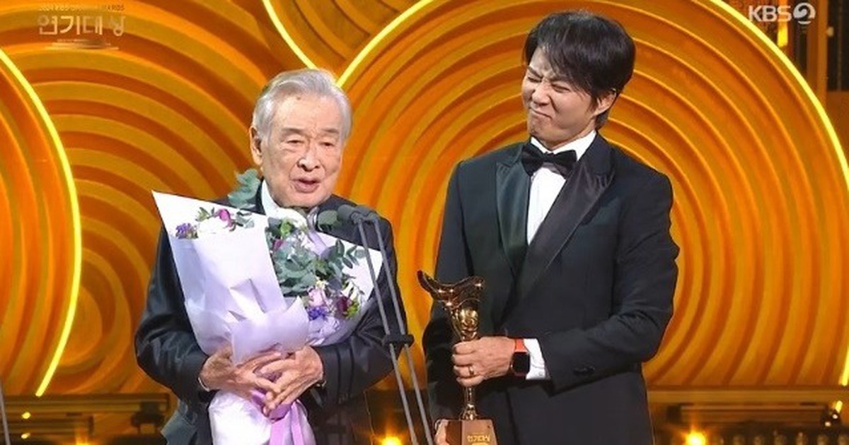'Ông nội quốc dân' Lee Soon Jae bật khóc tại lễ trao giải KBS Drama ...