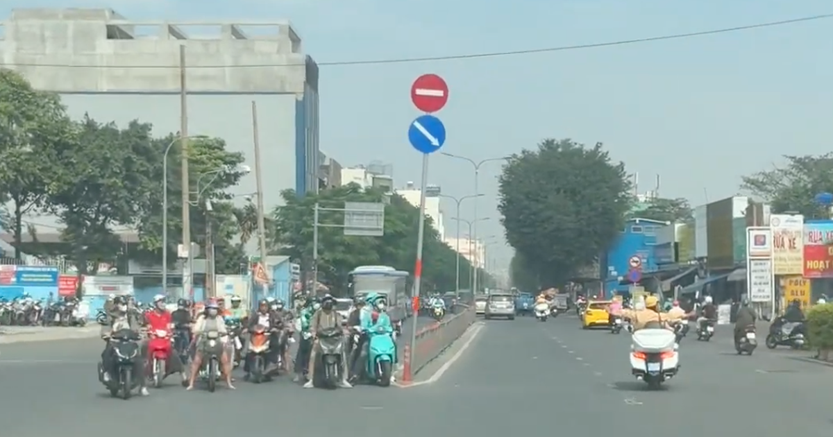 CSGT mở đường cho xe cấp cứu chở trái tim: Bất ngờ phản ứng của người dân