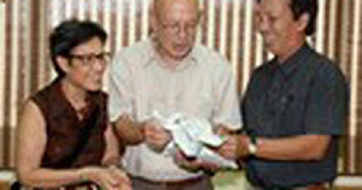 Ông Alain Phạm Ngọc Định tặng 200 triệu đồng cho ngư dân và con em cảnh ...