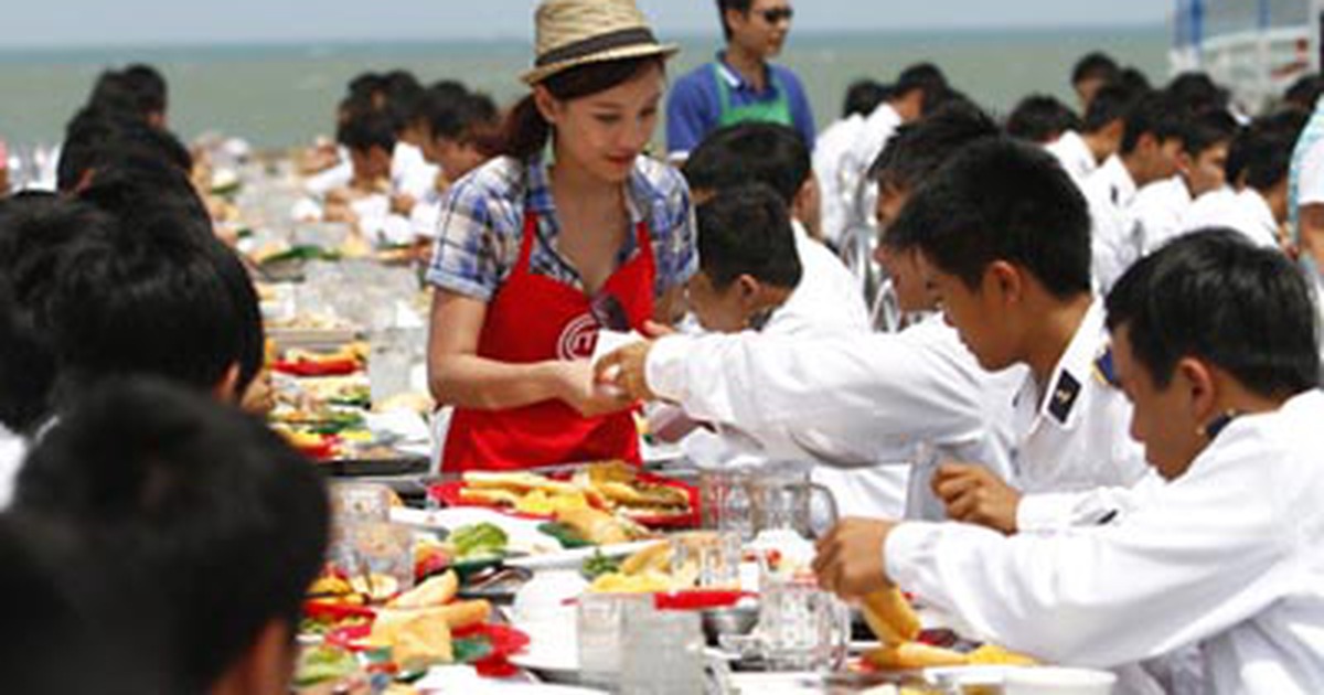 Tập 8 Masterchef Vietnam: Cuộc gặp gỡ thú vị giữa thí sinh và chiến sĩ ...