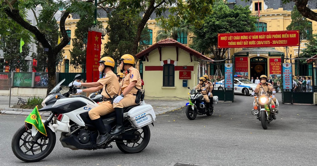 CSGT dùng xe đặc chủng tuần tra, ghi hình phương tiện vi phạm trên Vành ...