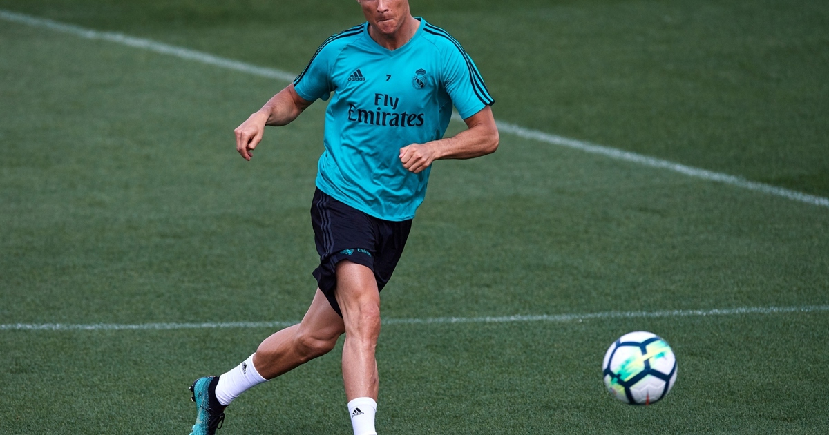 Cristiano Ronaldo bí mật xin giảm lương tối thiểu để thi đấu cho Real ...