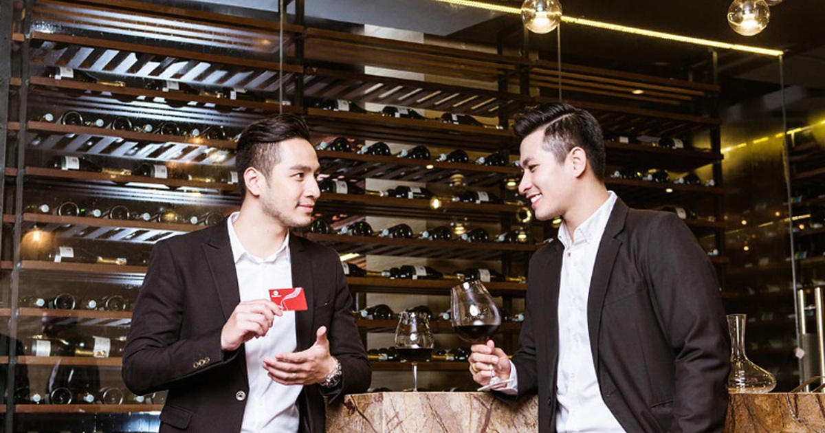 VIP Vingroup Card: Chiếc thẻ đỏ quyền năng