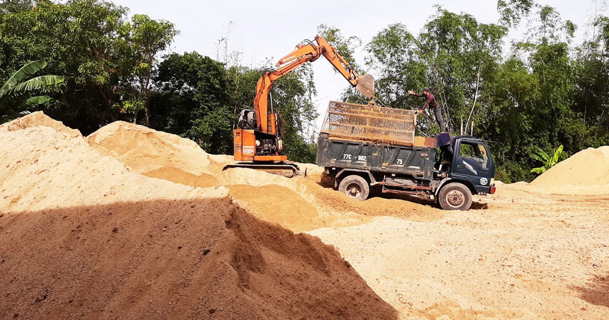 Từ đơn thư bạn đọc: Bãi cát lậu gây nứt nhà dân