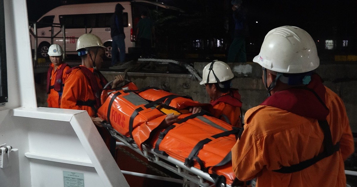 Tàu cứu nạn SAR 412 cứu ngư dân bị tai biến trên vùng biển Quảng Ngãi