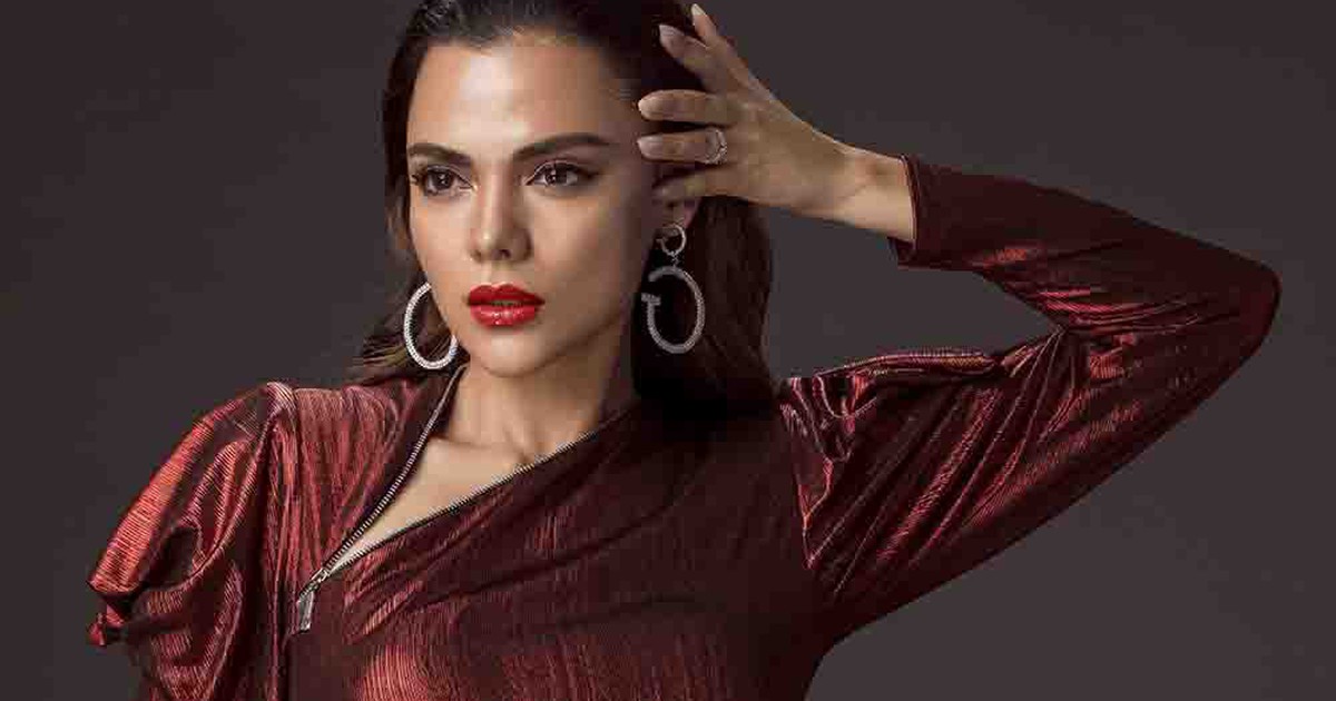 Hoa hậu Karen Gallman và Emily Hồng Nhung gợi cảm đón Giáng sinh