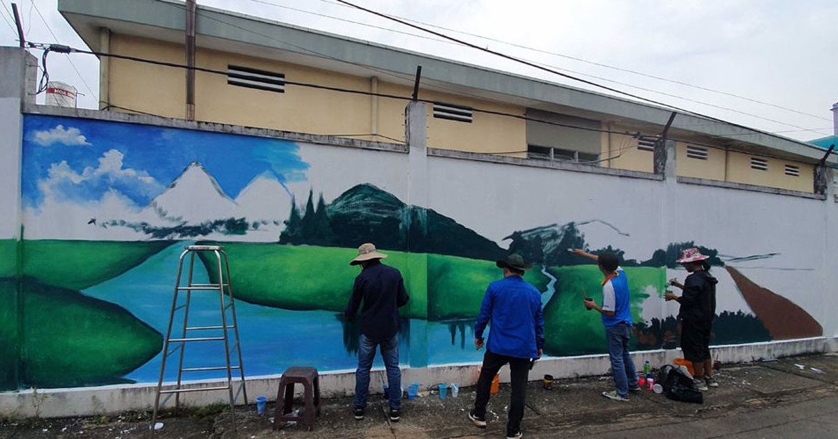 Mang bích họa về với miền quê