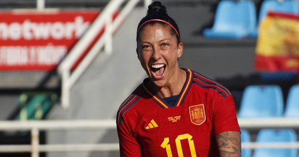 Nữ cầu thủ bị cưỡng hôn Jenni Hermoso được trở lại đội tuyển nữ Tây Ban Nha