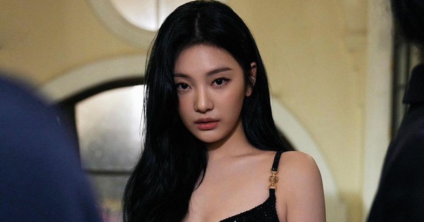 Ning Ning và Rosé lên đồ nguyên set đen, trổ tài mix match tại sân bay