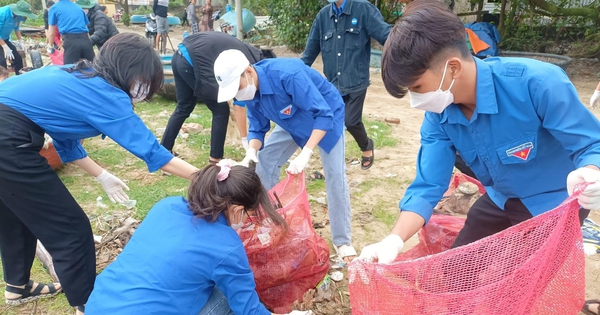 'Vì cuộc sống tốt đẹp hơn': Thu gom khoảng 5 tấn rác thải trên bãi biển