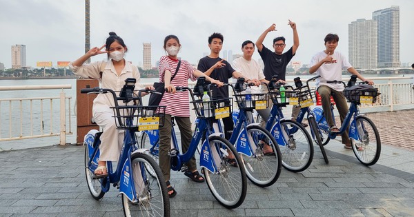 Người trẻ thích thú với xe đạp công cộng: 'Đến Đà Nẵng thì phải đạp xe'