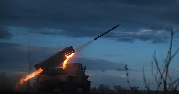 Chiến sự ngày 429: Ukraine nói gần sẵn sàng phản công, ông Putin có ...