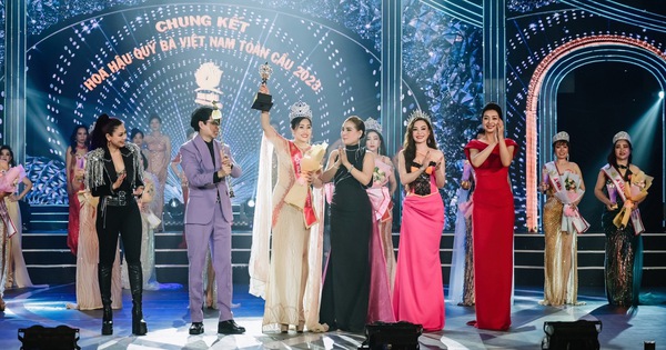 Ngọc Sơn trao vương miện 1,5 tỉ đồng cho Hoa hậu Quý bà Việt Nam toàn cầu