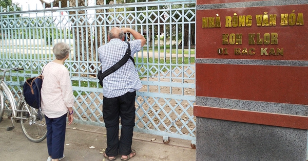 Từ đơn thư bạn đọc: Ngắm nhà rông Kon Klor qua cánh cổng khóa chặt