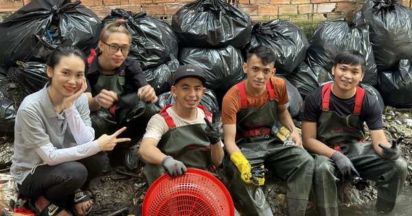 Mạng xã hội đang 'rần rần' bởi nhóm gen Z dọn rác ở dòng 'kênh đen'