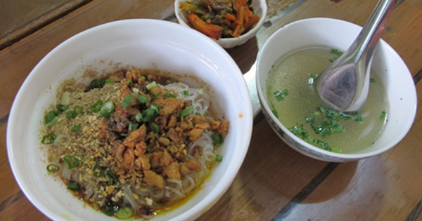 Mì shan truyền thống trên phố Yangon