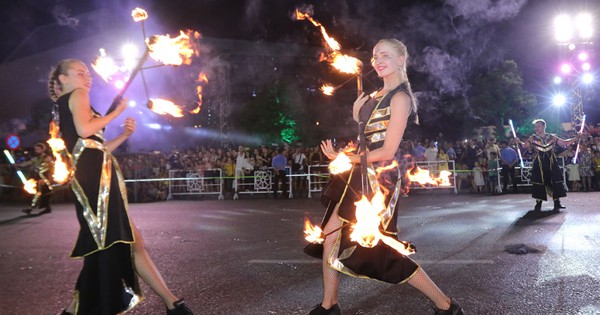 Múa lửa khuấy động lễ hội carnival đường phố Đà Nẵng