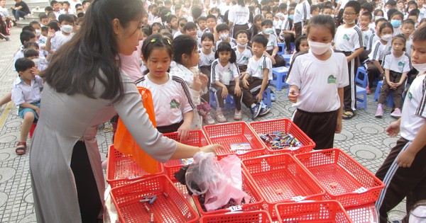 Thu gom pin cũ giúp học sinh ý thức hơn trong việc bảo vệ môi trường