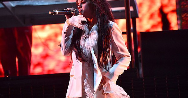 Selena Gomez tái xuất sau một năm điều trị tâm thần