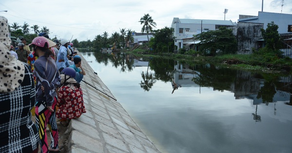 Xác chết trên kênh Điều Hành