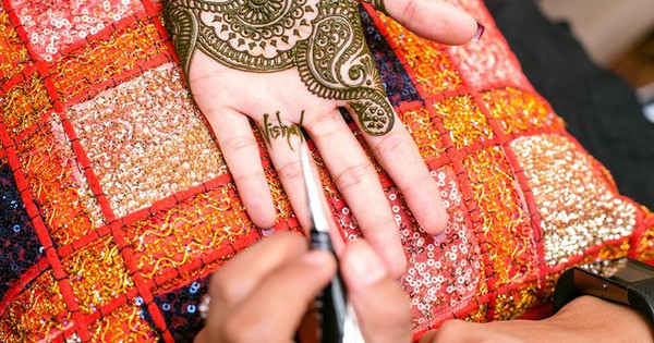 Nghệ sĩ vẽ henna cho cô dâu