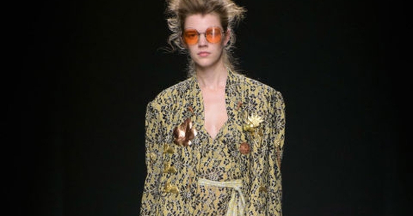 BST Vivienne Westwood Xuân Hè 2017: Lập dị và khác biệt