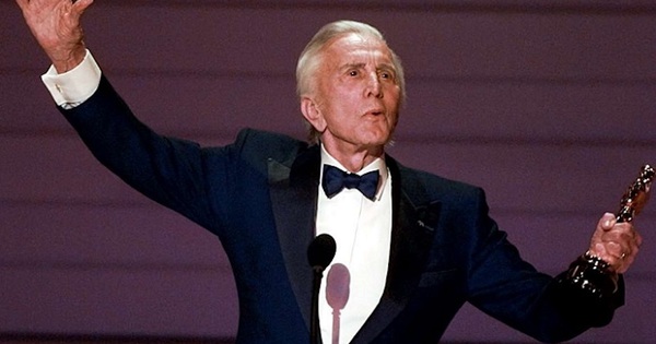 Những khoảnh khắc đáng nhớ của huyền thoại Kirk Douglas trên sân khấu Oscar